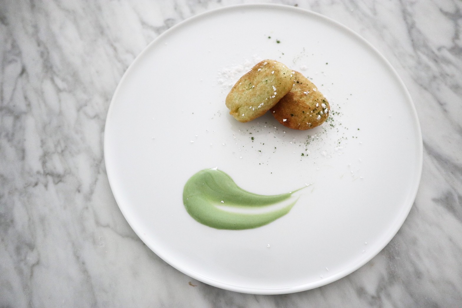 桑茶とモッツァレラチーズのドーナツ 桑茶とヨーグルトのソース | モンプチシェフ mon petit chef